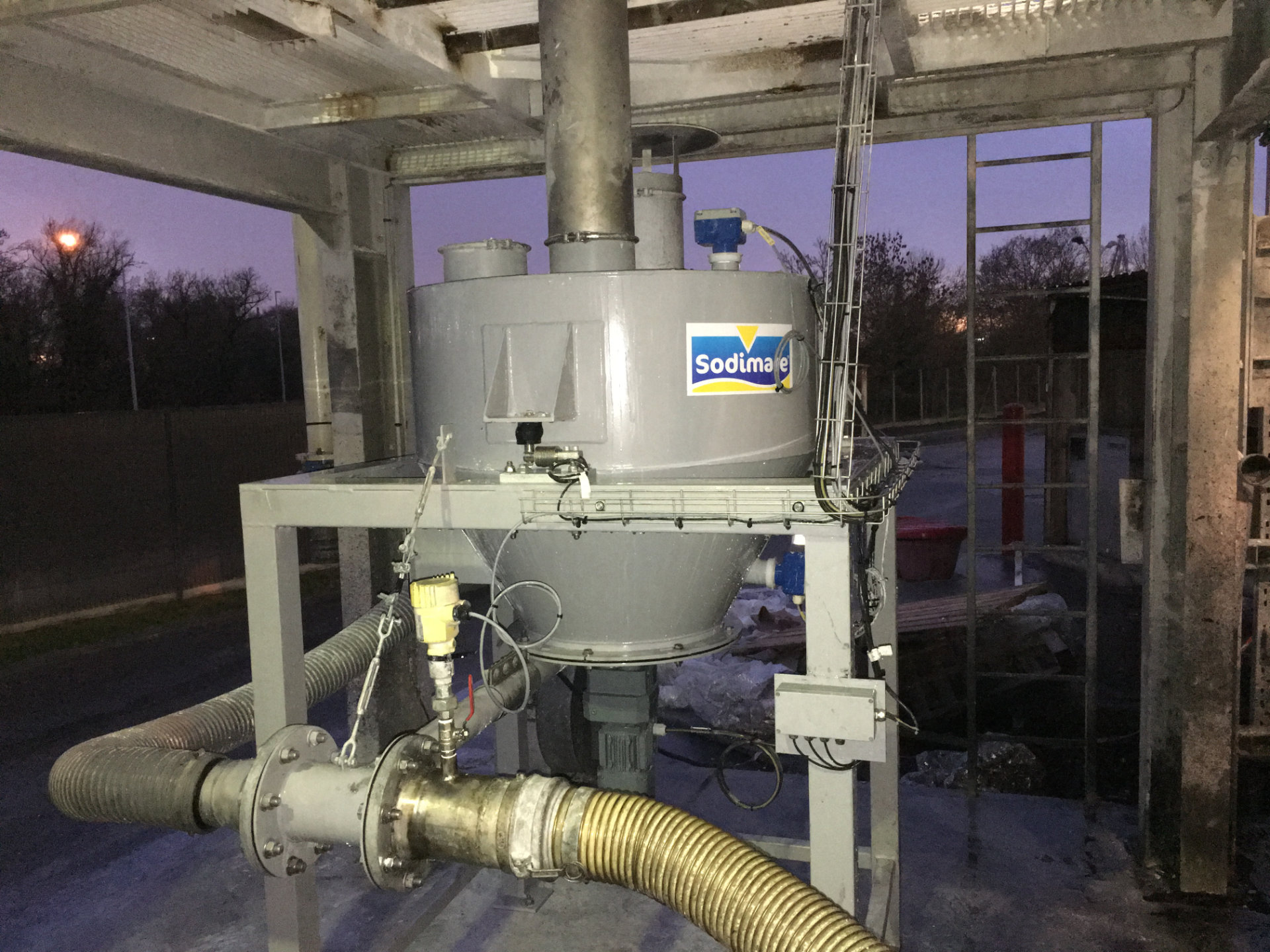 Dosiergerät für Sackeinschüttung, Puffer- oder Wägebehälter