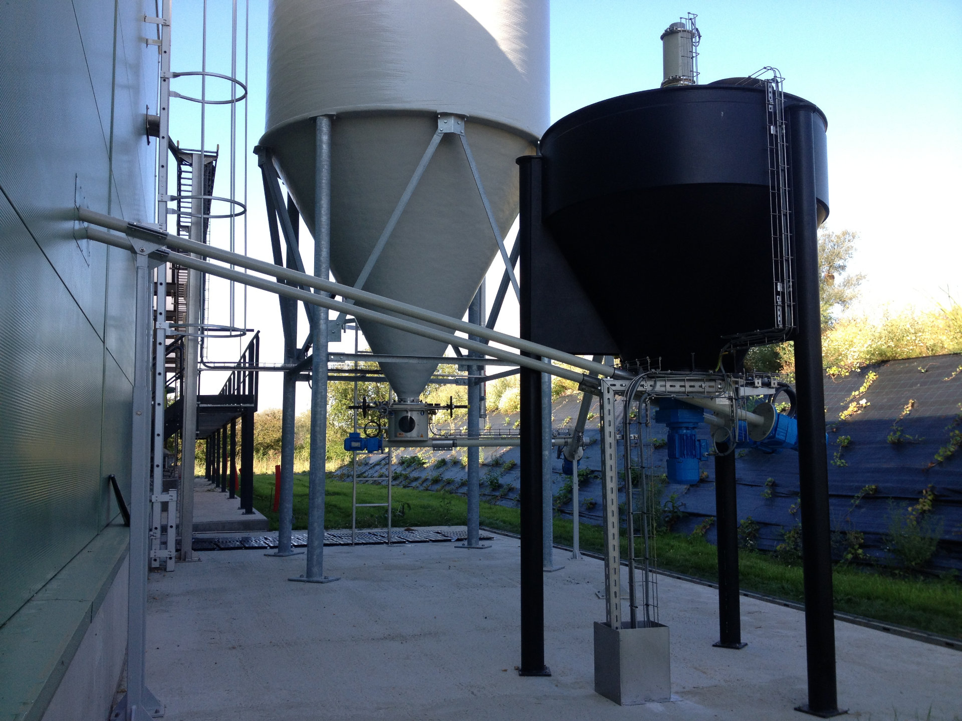 Dosiergerät für Sackeinschüttung, Puffer- oder Wägebehälter